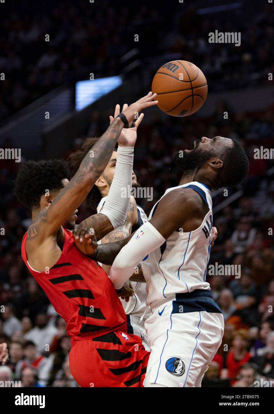 Dallas Mavericks forward Tim Hardaway Jr., right, takes the charge from ...