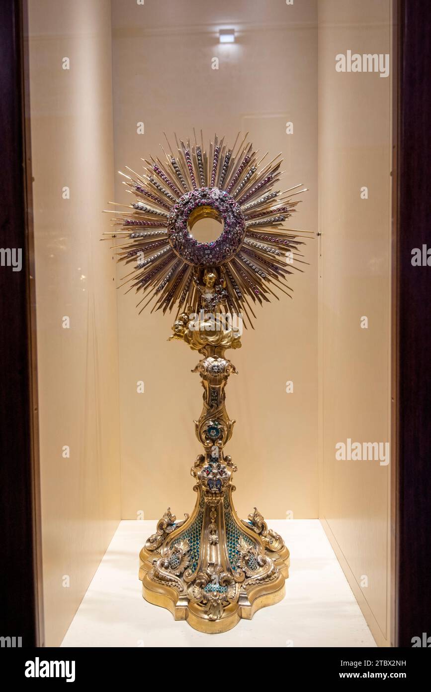 Monstrance catholic hi-res stock photography and images - Alamy