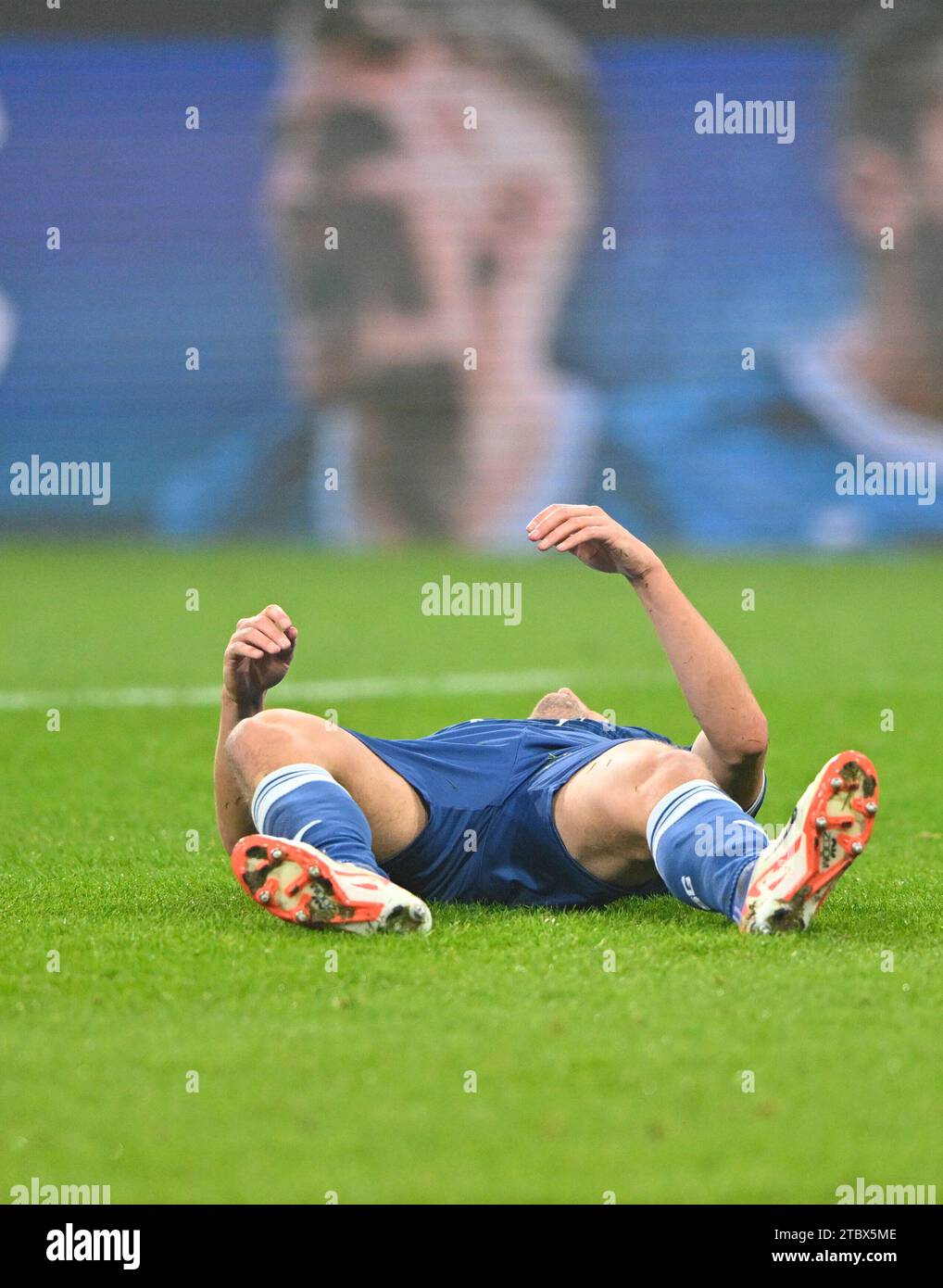 Sinsheim, Deutschland. 08th Dec, 2023. Robert Skov TSG 1899 Hoffenheim (29) verletzt Verletzung ...