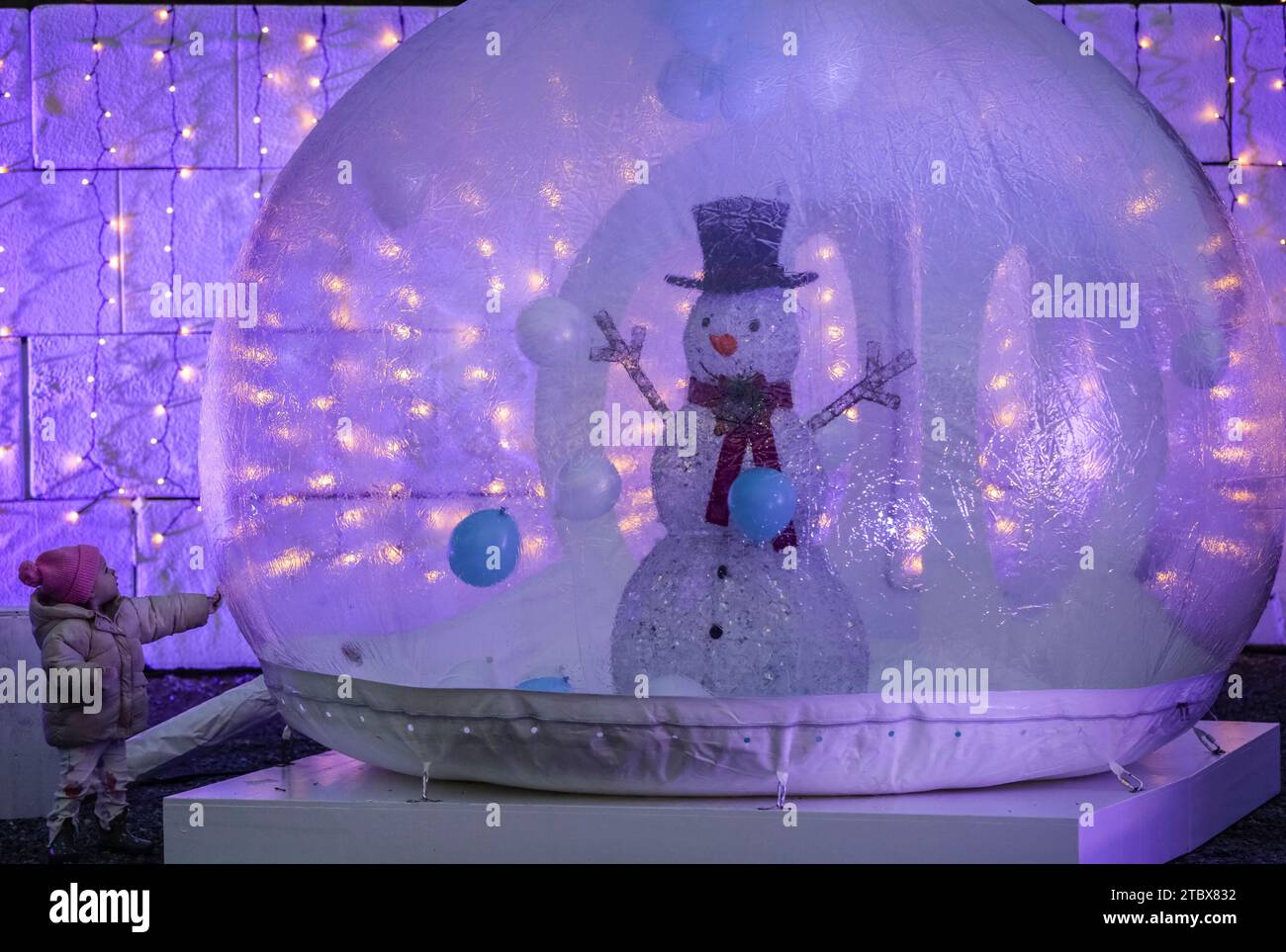 Snowman installation hi-res stock photography and images - Alamy