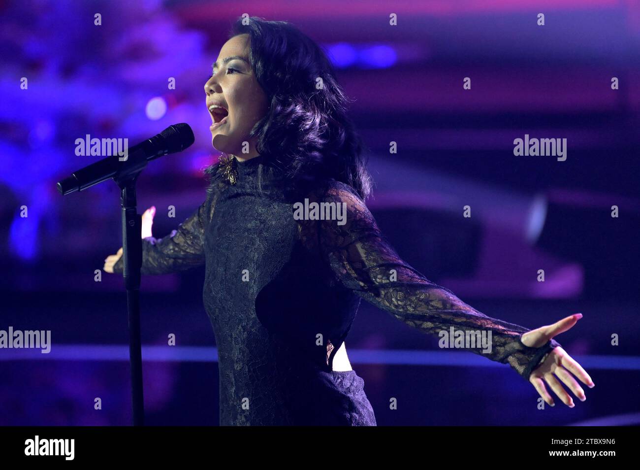 Joy Esquivias im Finale der 13. Staffel der Castingshow 'The Voice of ...