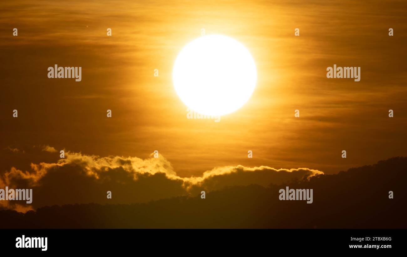Timelapse sun on sky cloud hi-res stock photography and images - Alamy