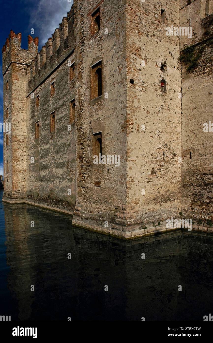 1300s ad fortress hi-res stock photography and images - Alamy