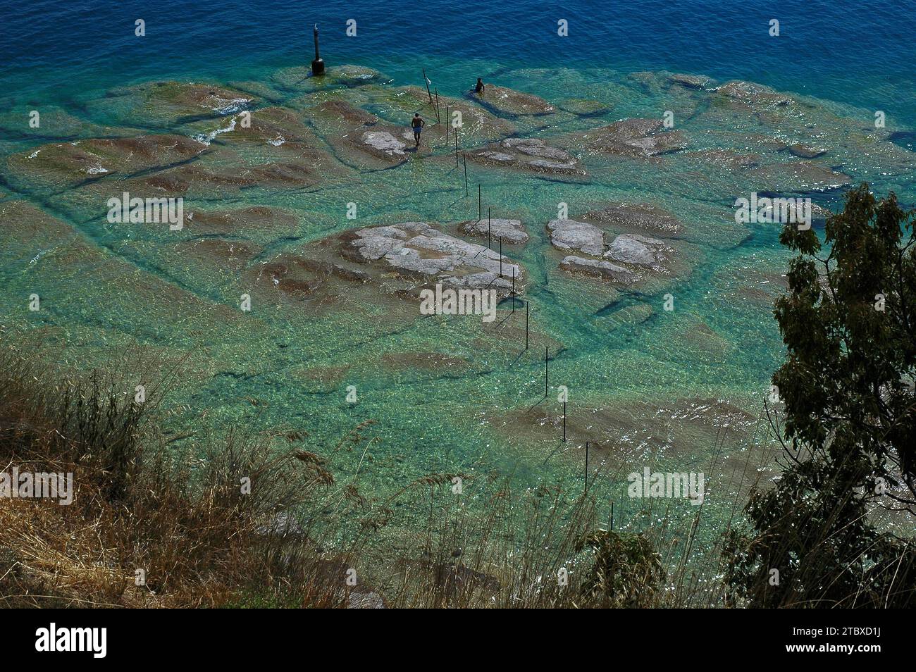 Ledge under the waters surface hi-res stock photography and images - Alamy