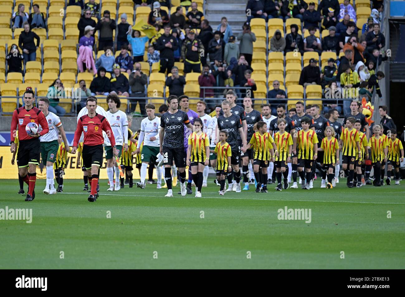 Wellington, New Zealand. 09th Dec, 2023. Alex Rufer (C) of the Phoenix ...