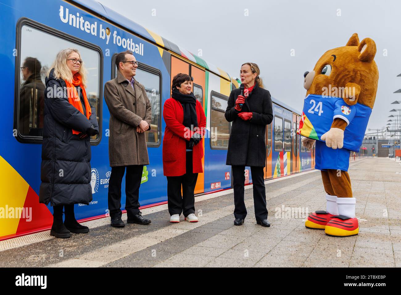 Berlin, Germany. 09th Dec, 2023. A class 481 S-Bahn train in EM design ...