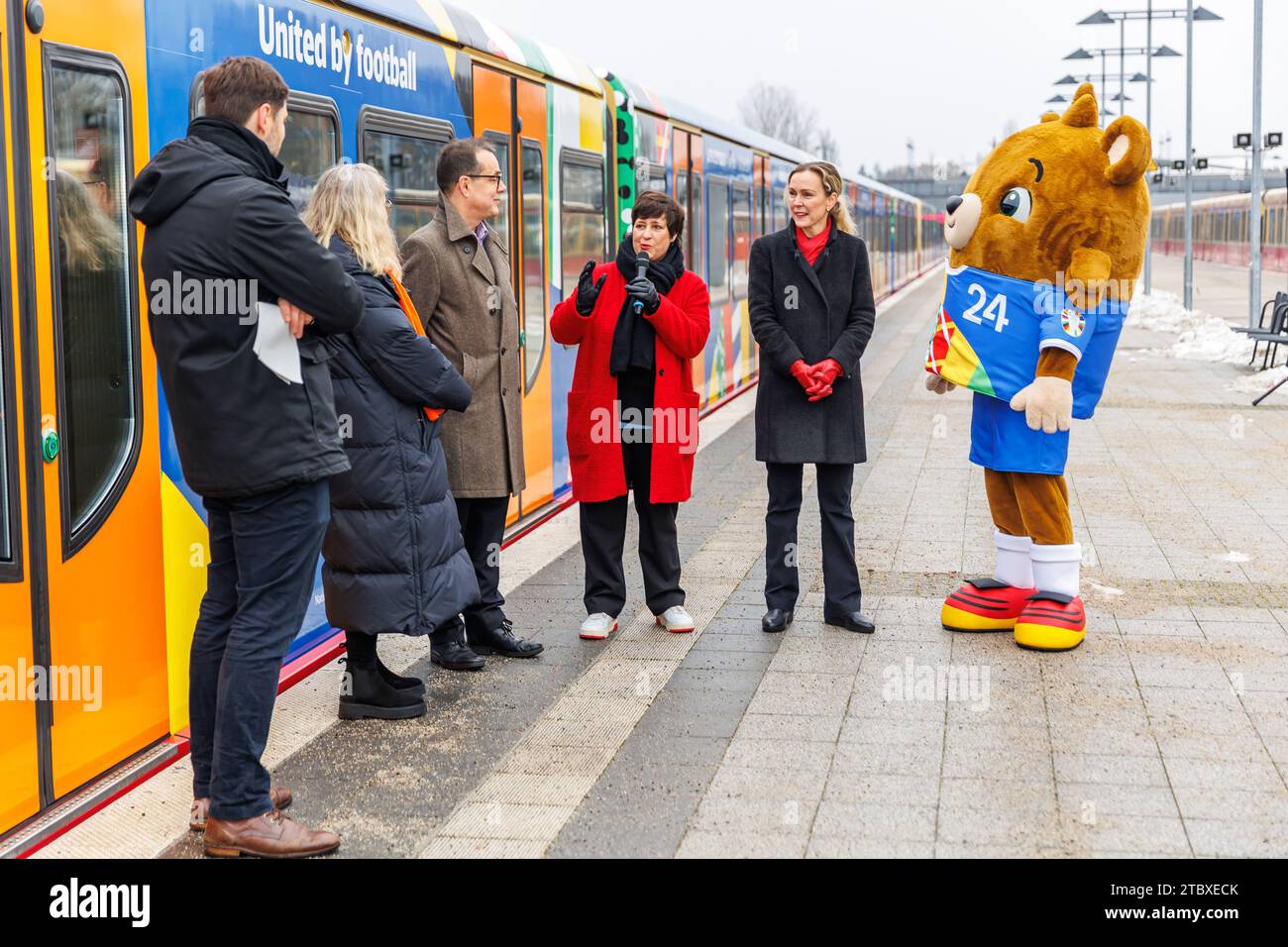 Berlin, Germany. 09th Dec, 2023. A class 481 S-Bahn train in EM design ...