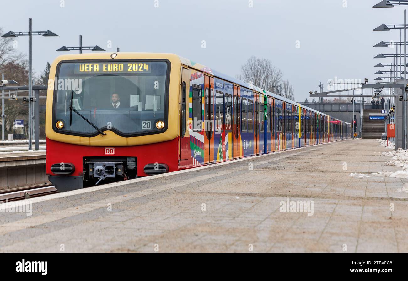Berlin, Germany. 09th Dec, 2023. A class 481 S-Bahn train in Euro ...