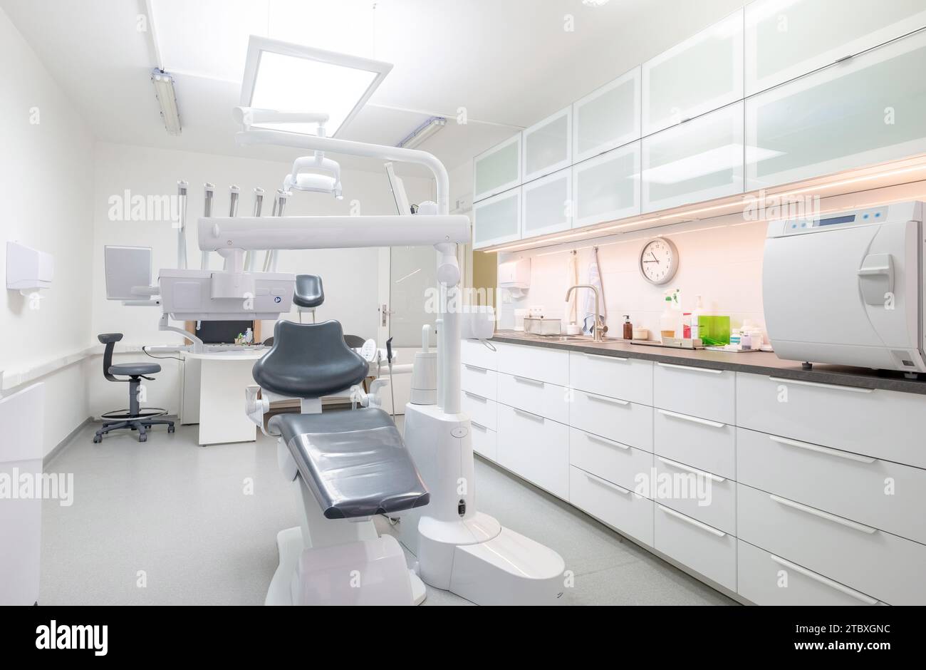 Comfortable Dental Chair Unit with Luxury Dental Chair in Dentist ...