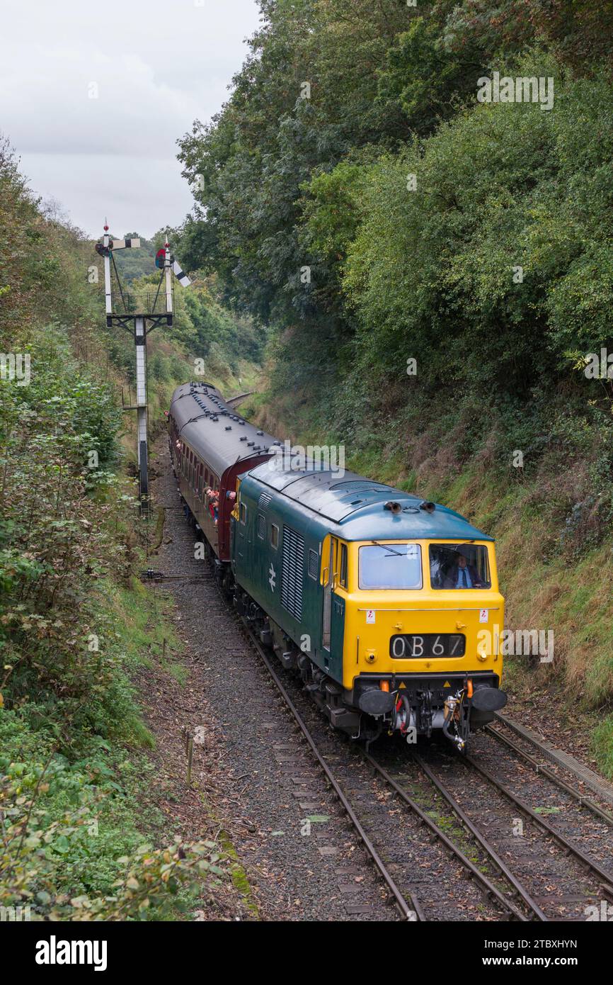 Preserved class 35 'Hymek 'diesel hydraulic locomotive D7076 passing ...