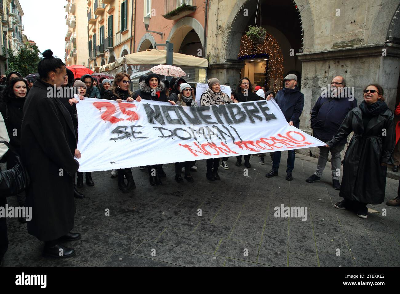 Women march in protest with the murders of women by husbands and ...