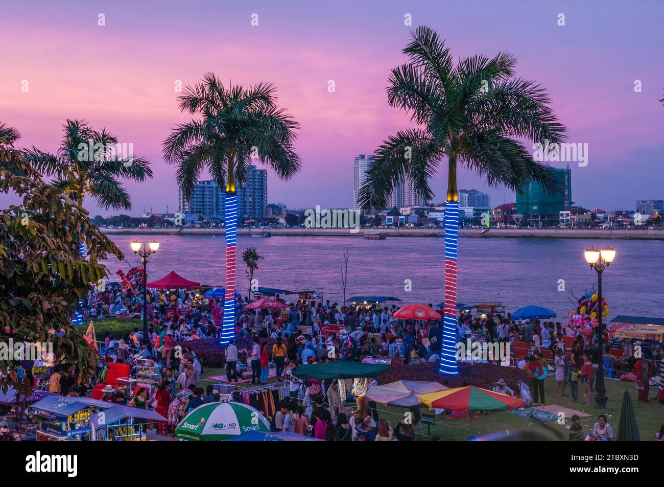 Phnom Penh celebrates Bon Om Touk, The Cambodian Water Festival. mass ...