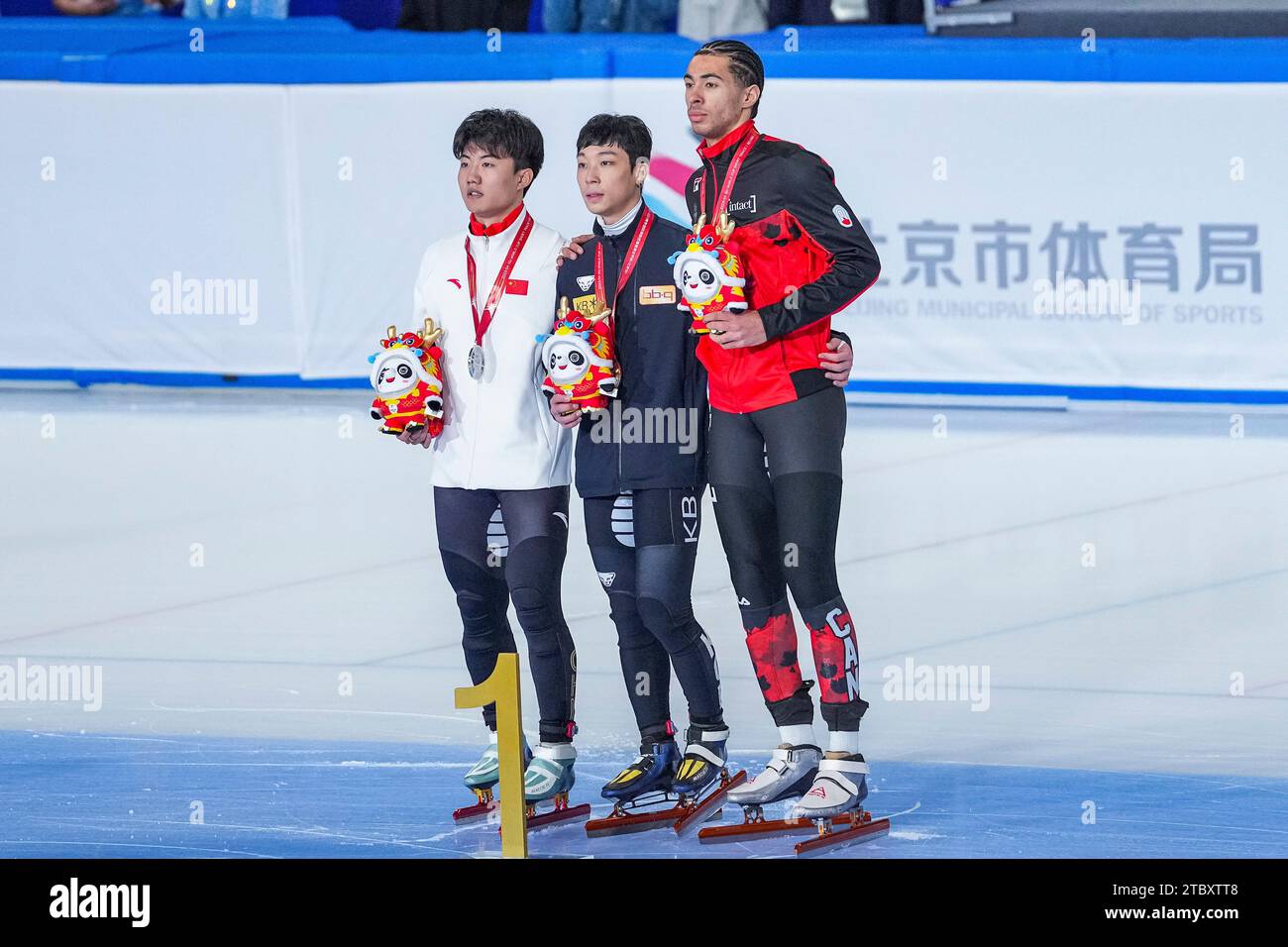 Beijing, China. 9th Dec, 2023. Gold medalist Kim Gun Woo (C) of South ...