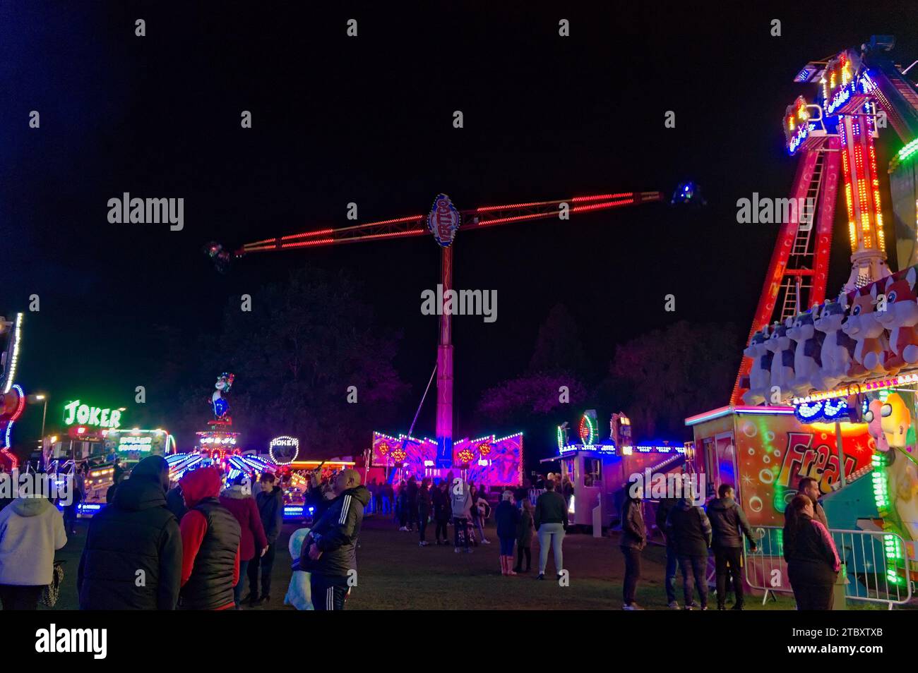 Funfair crowds hi-res stock photography and images - Alamy