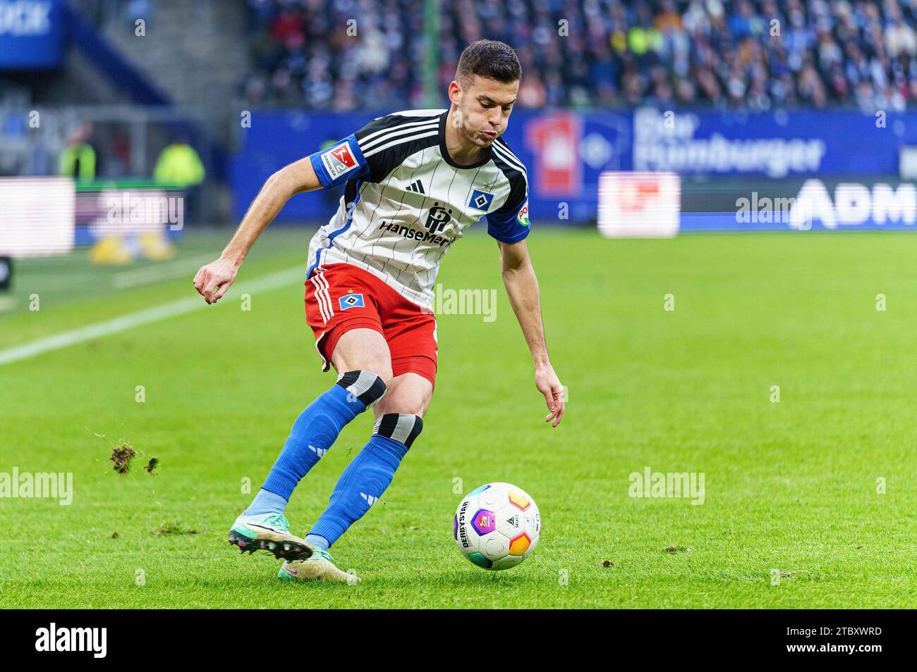 Hamburg, Deutschland. 09th Dec, 2023. Laszlo Benes (Hamburger SV, #08 ...