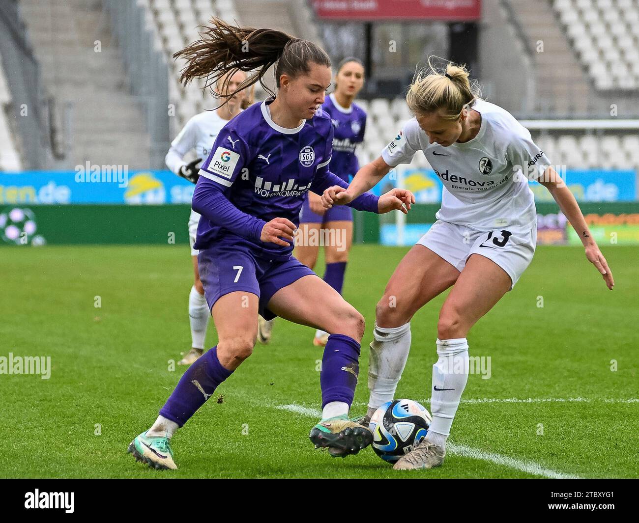 Lilli Purtscheller (SGS Essen, #07) versucht den Ball durch die Beine ...