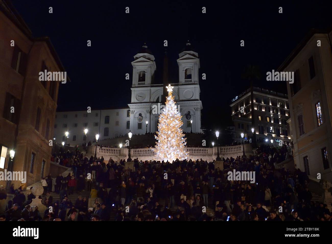 Dior lights up the Spain Square in Rome for Christmas. A large tree ...