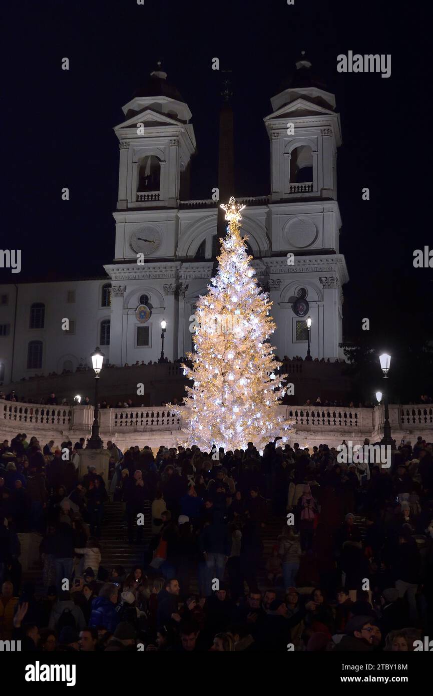 Rome, Italy. 08th Dec, 2023. Dior lights up the Spain Square in Rome ...