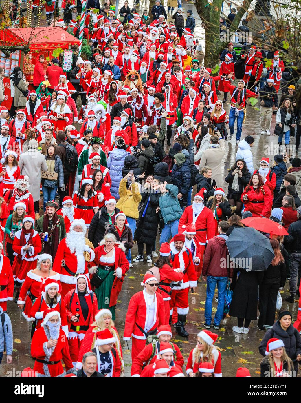 London, UK. 09th Dec, 2023. The santas walk and pose along the South ...