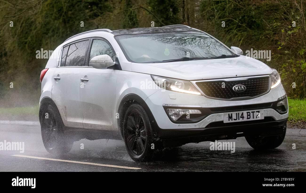 Milton Keynes,Bucks,UK - Dec 9th 2023: 2014 white diesel engine Kia ...