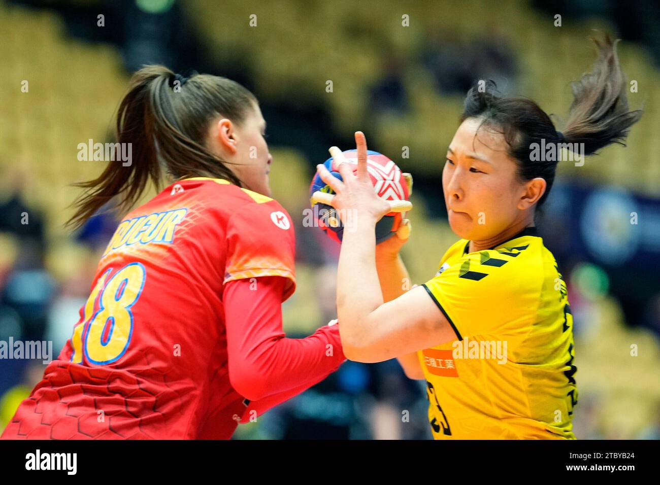 Romanias Daria Bucur Left And Japans Natsuki Aizawa In Action During The Ihf World Womens