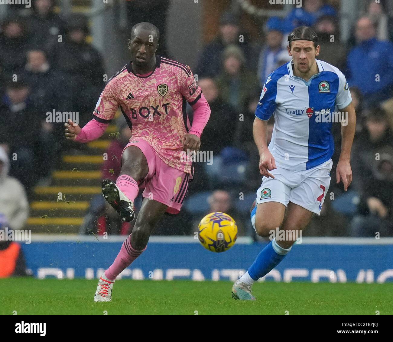 Glen Kamara #8 of Leeds United passes the ball during the Sky Bet ...