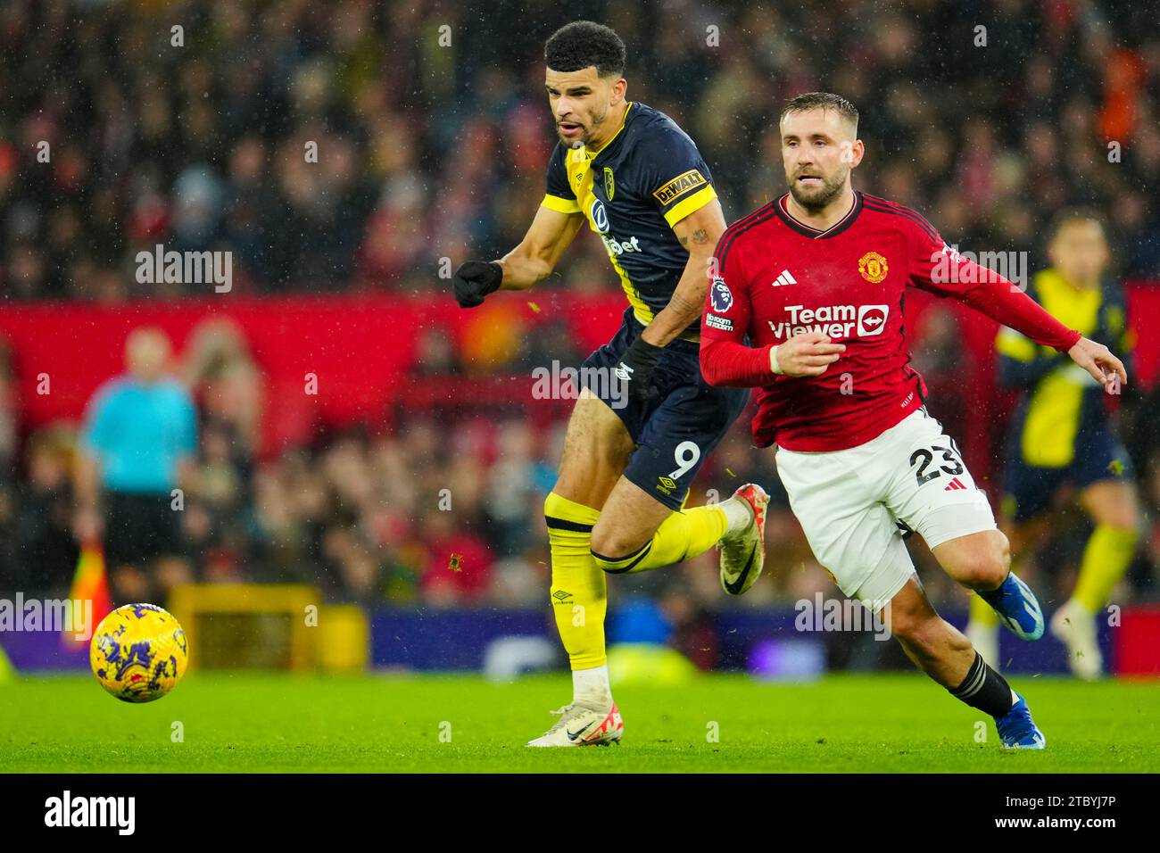 Manchester United's Luke Shaw, right, duels for the ball with ...