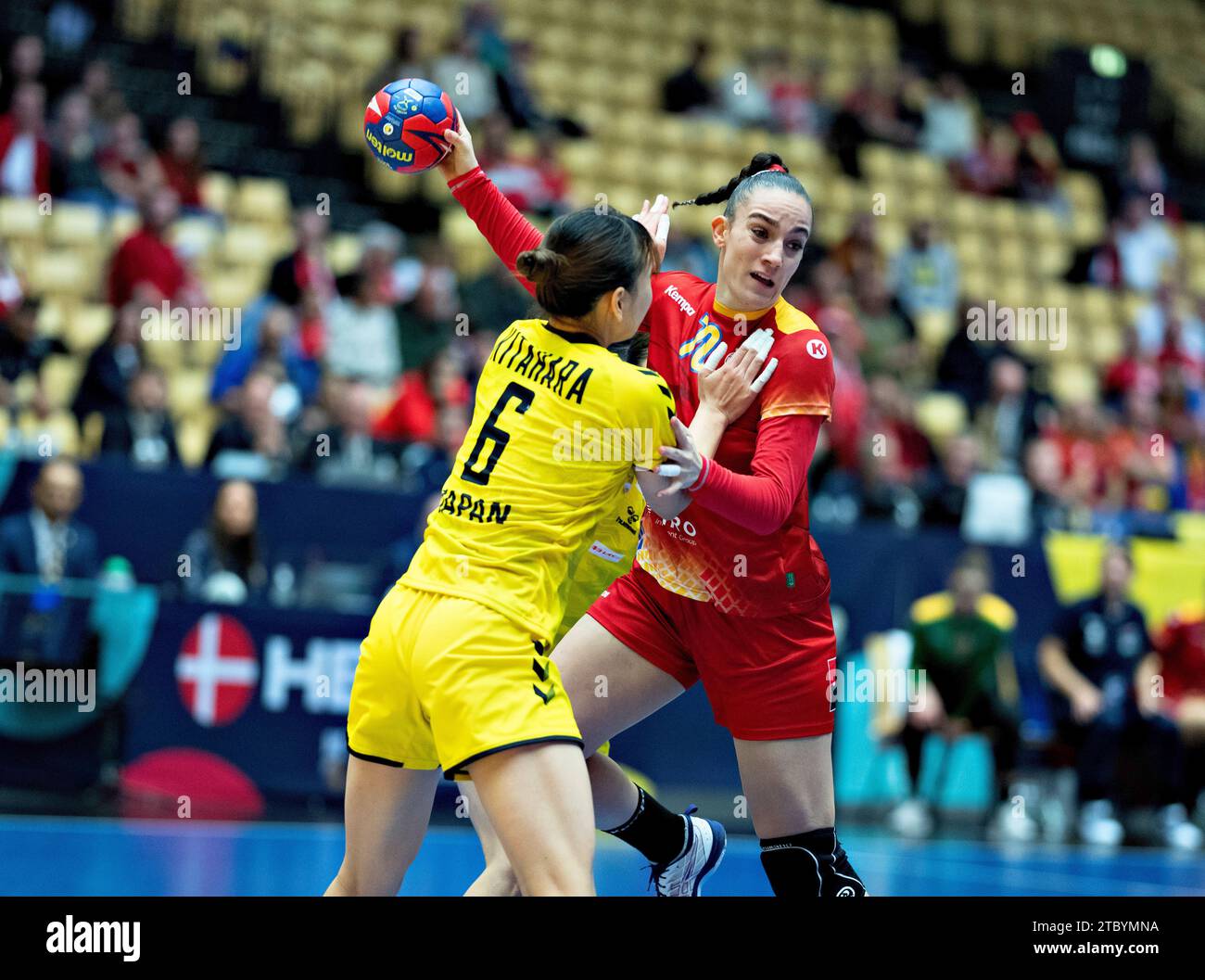 Herning, Denmark. 9th Dec 2023, Andra-Christina Popa from Romania and Yumi Kitahara, Japan (6 ...