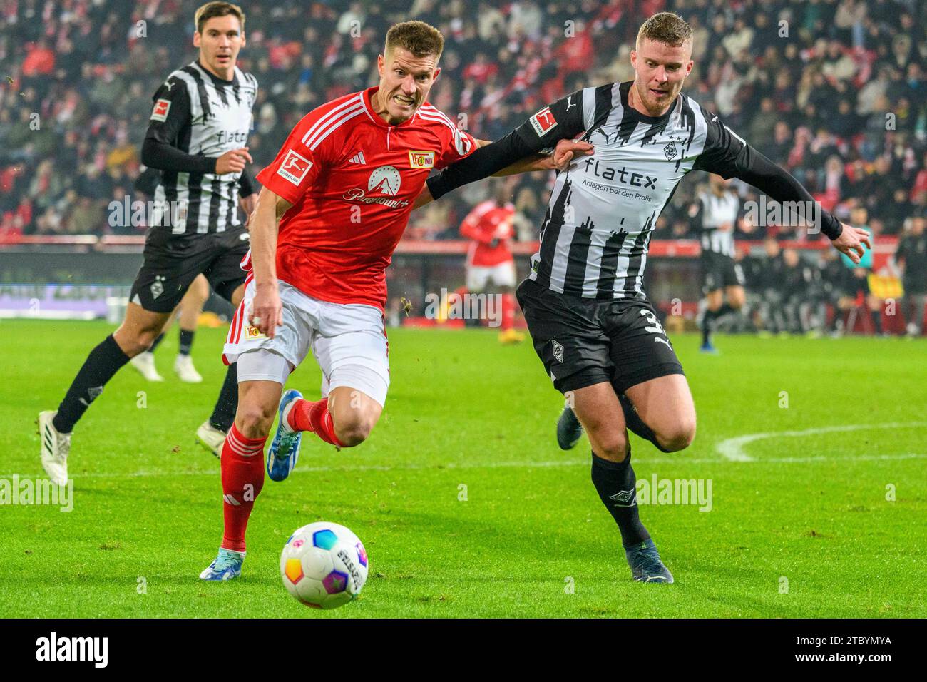 v.l. Kevin Behrens ( 1.FC Union Berlin, #17), Nico Elvedi (Borussia ...