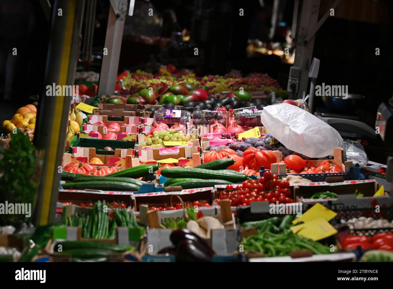 Hamburg fish market in the old port on the Elbe, it takes place every ...