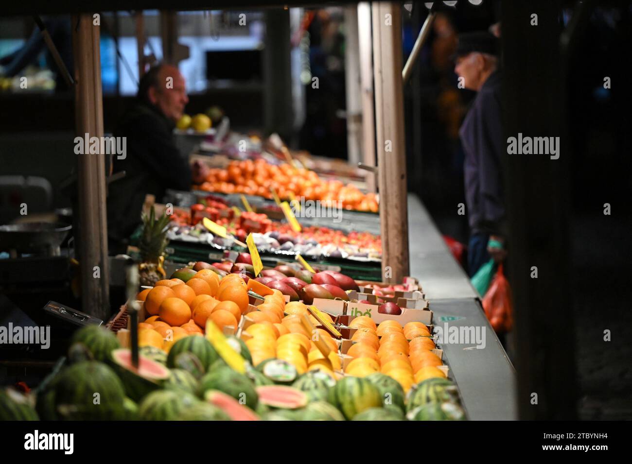 Hamburg fish market in the old port on the Elbe, it takes place every ...