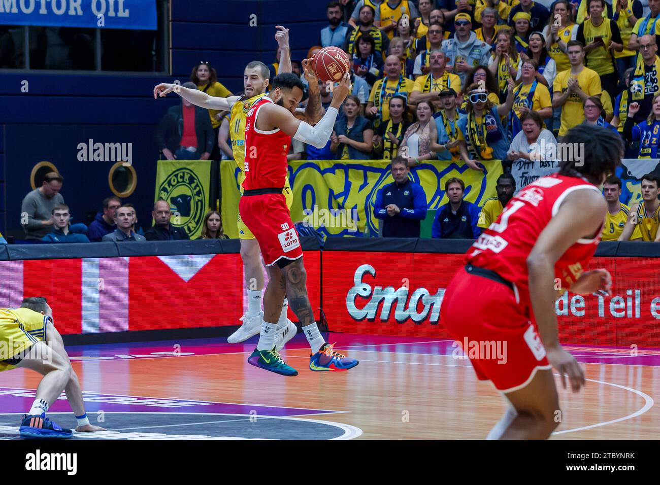 Matt Thomas (Alba, 11), Vince Edwards (MBC, 30); Zweikampf, Duell ...