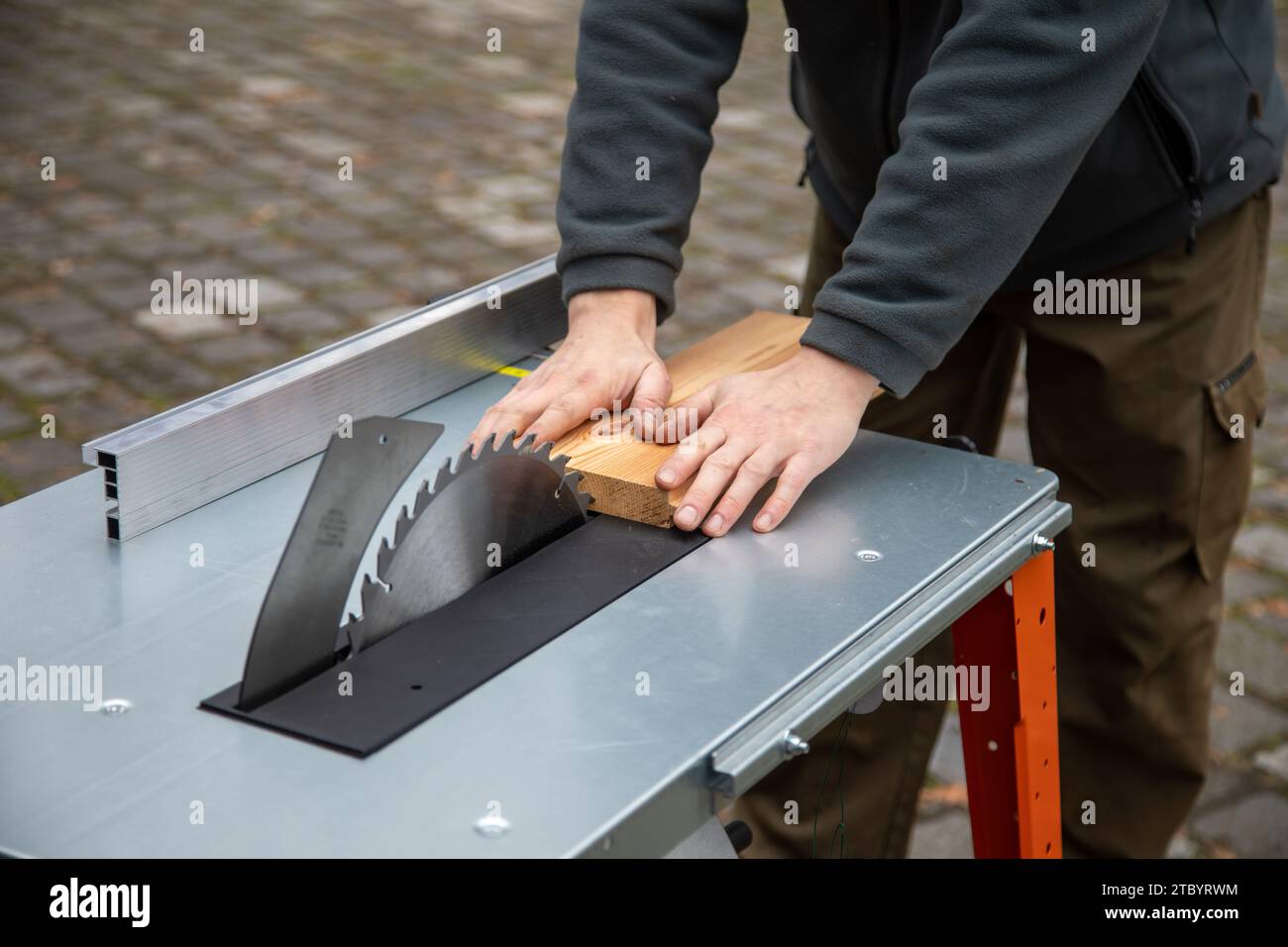 Ein Brett mit einer Kreissäge in zwei Hälften teilen Stock Photo - Alamy