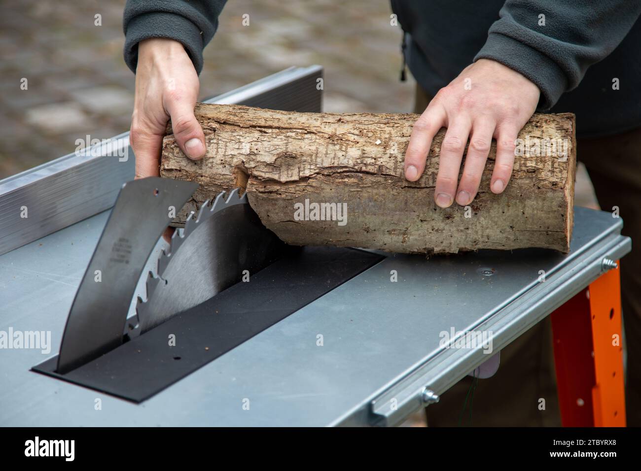 Holzstamm mit einer Kreissäge in zwei Teile sägen Stock Photo - Alamy