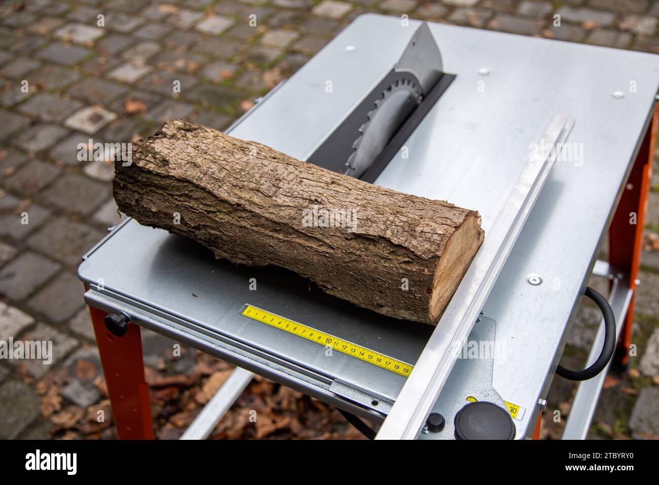 Holzstamm mit einer Kreissäge in zwei Teile sägen Stock Photo - Alamy