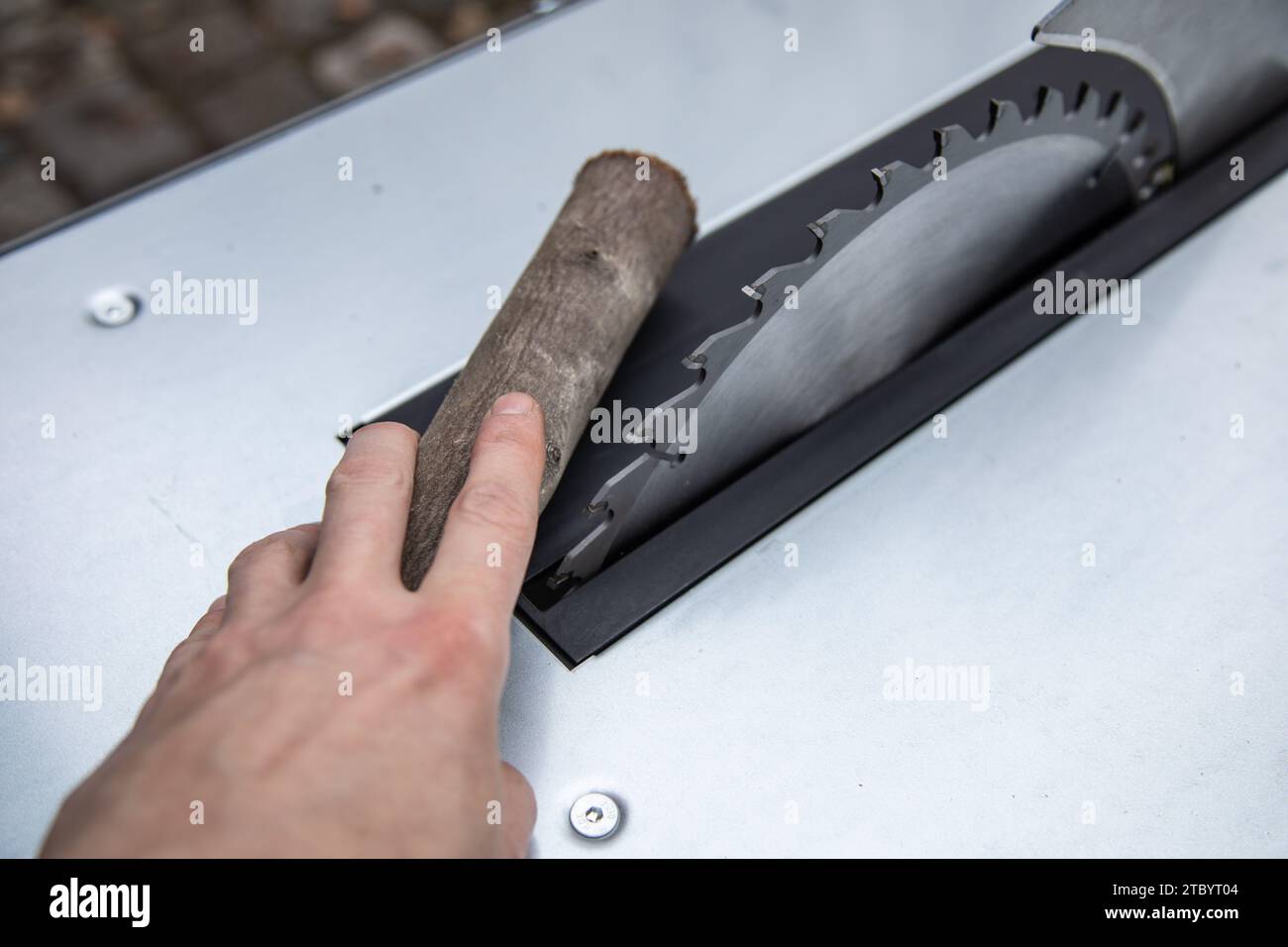 Ein Stück Holz mit einer Kreissäge zerkleinern Stock Photo - Alamy