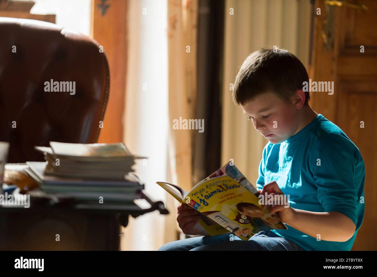 Un enfant assis hi-res stock photography and images - Alamy