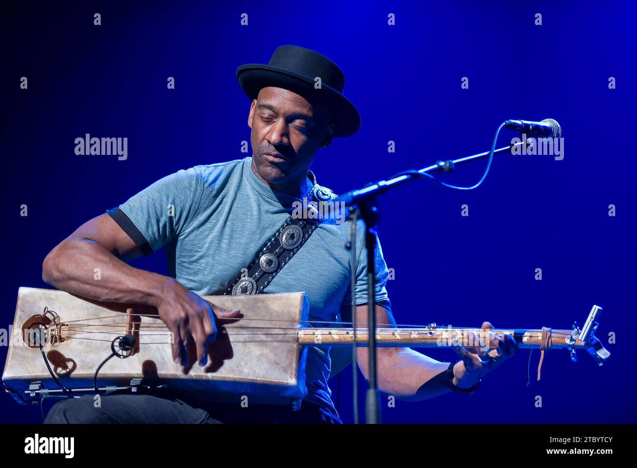 The bassist Marcus Miller plays live at the AB | Le bassiste Marcus ...
