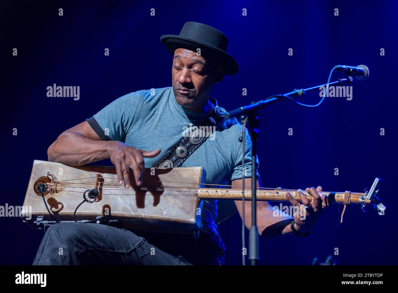 The bassist Marcus Miller plays live at the AB | Le bassiste Marcus ...