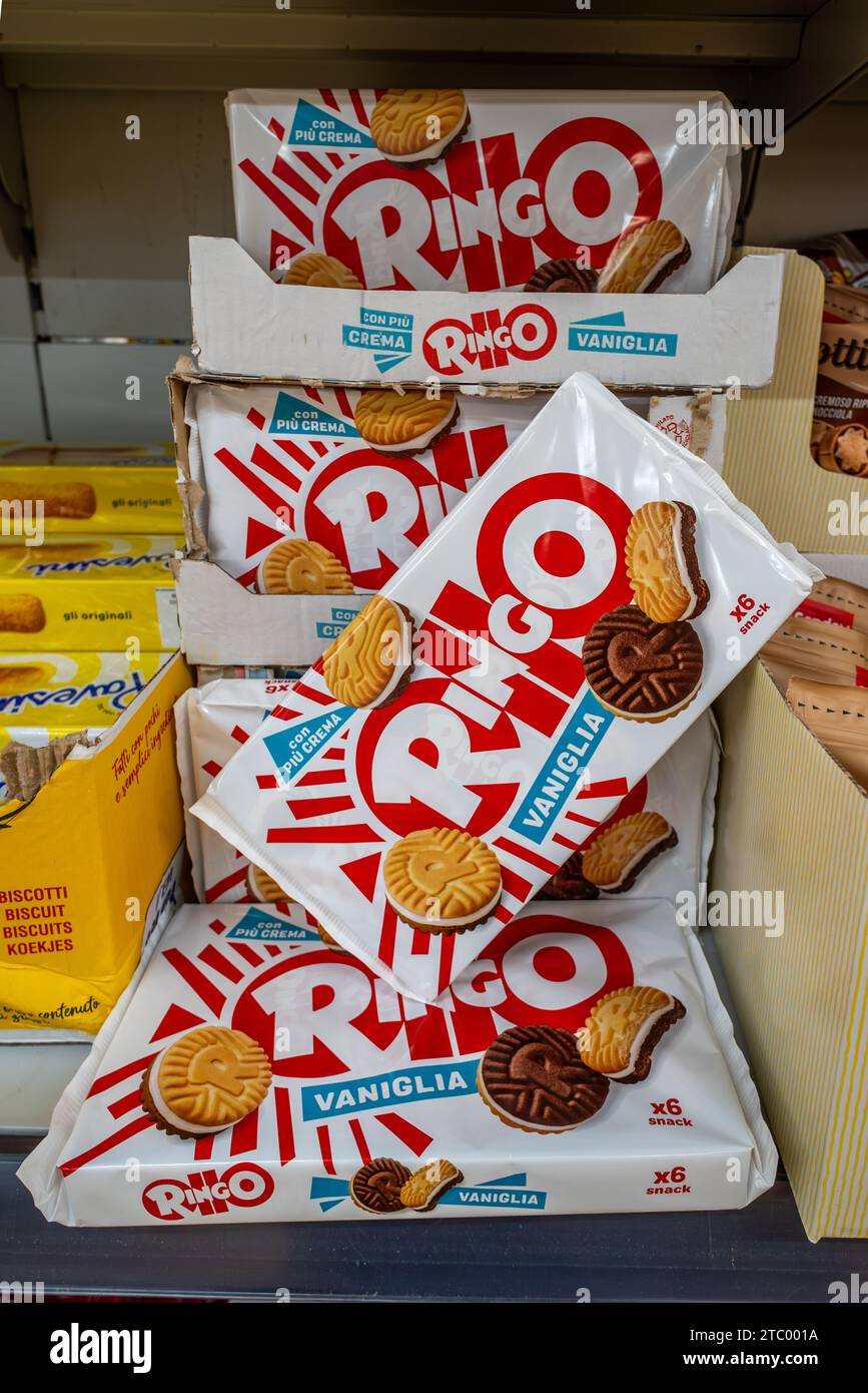 Italia - 12 luglio 2023: Ringo chocolate sandwich cookies filled with ...