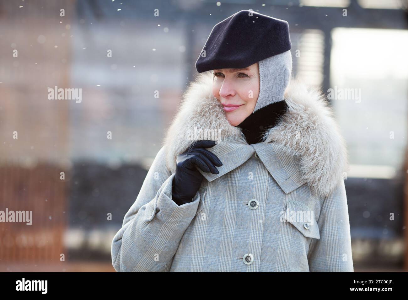 Mature woman, fur coat hi-res stock photography and images - Alamy