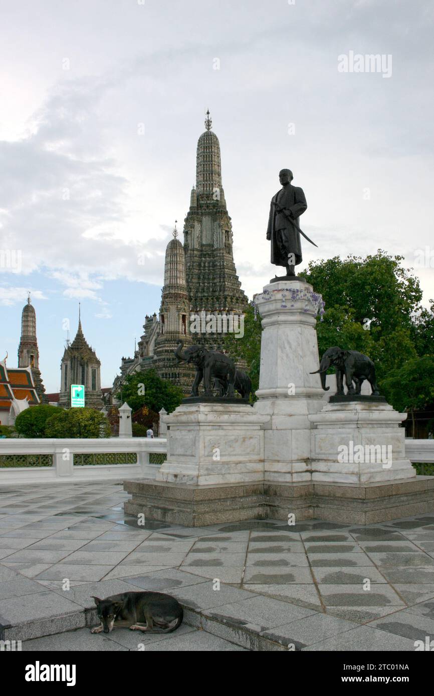 King Rama 2 of Siam Monument, Wat Arun (Temple of the Dawn Stock Photo ...