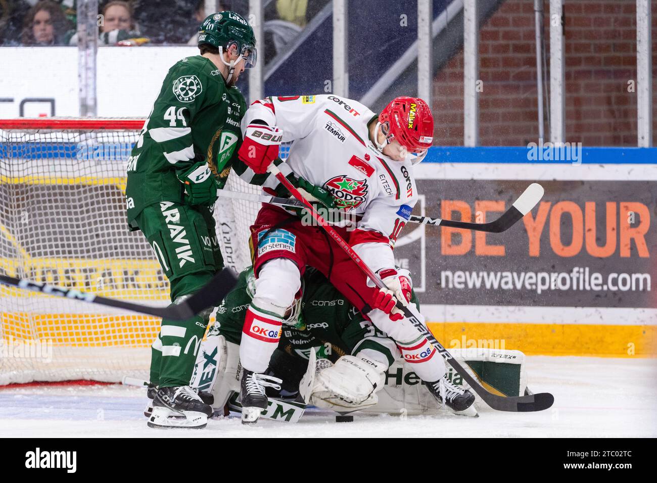 Karlstad, Sverige. 09th Dec, 2023. 231209 Färjestads Jonathan Andersson och MoDos Sampo Ranta ...