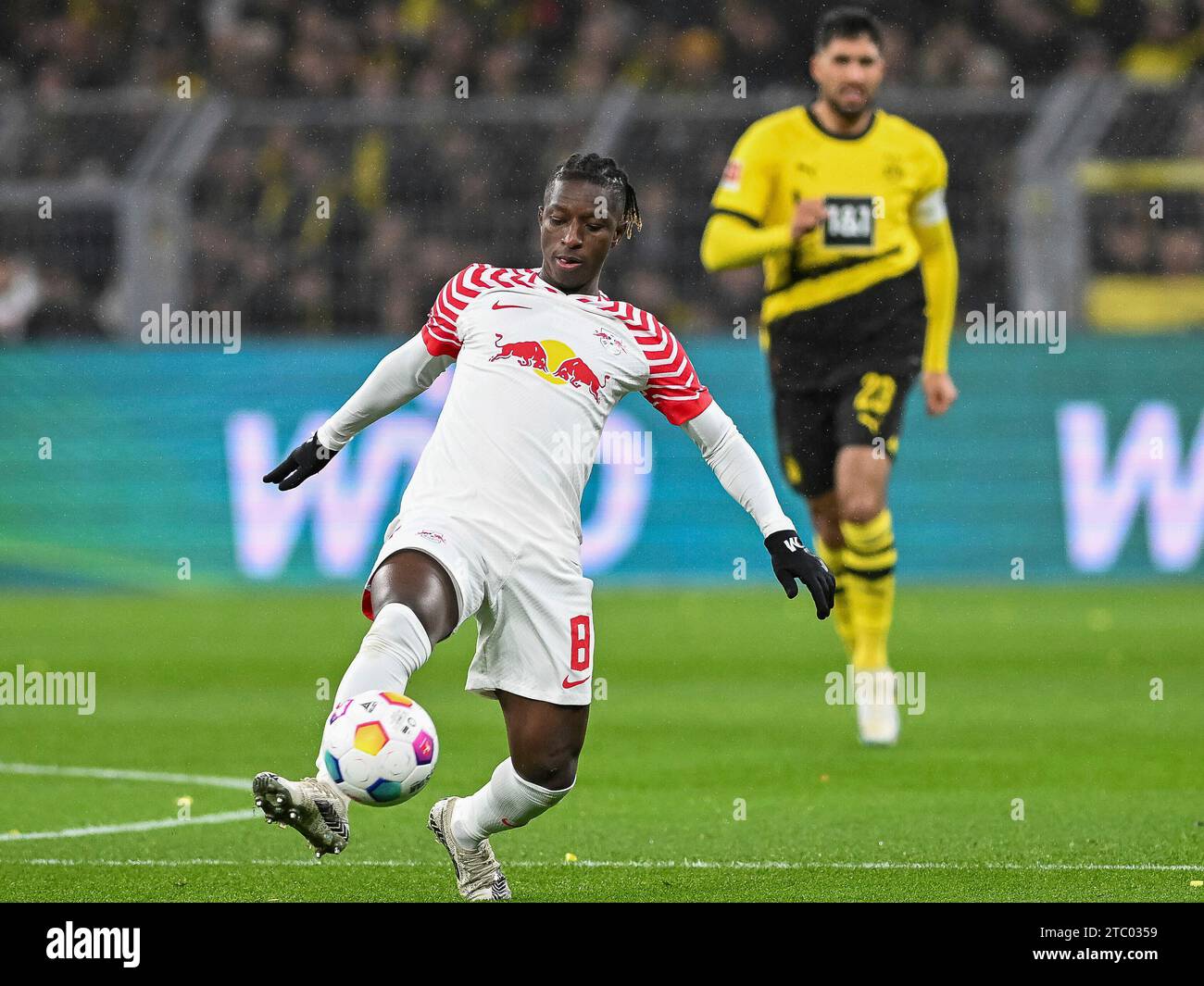 Amadou Haidara RB Leipzig, #08) spielt den Ball unkontrolliert ins Aus ...