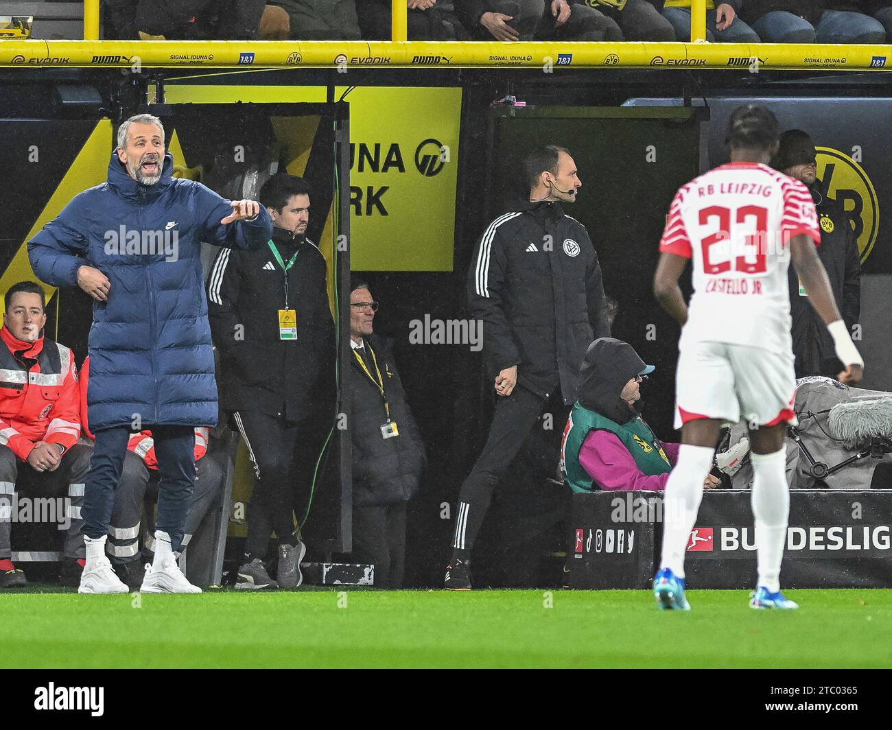 Marco Rose (RB Leipzig, Cheftrainer) gibt Castello Lukeba (RB Leipzig ...