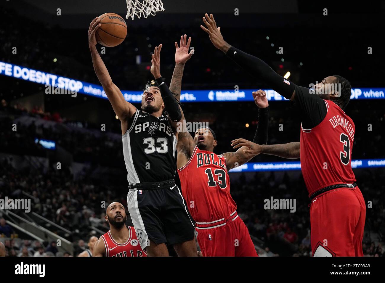 San Antonio Spurs guard Tre Jones (33) shoots past Chicago Bulls ...