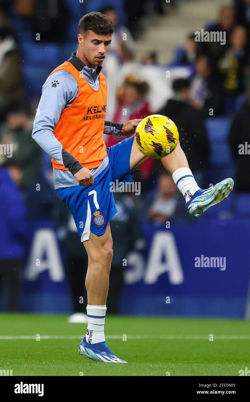 Barcelona, Spain. 08th Dec, 2023. Javi Puado (7) of Espanyol is warming ...