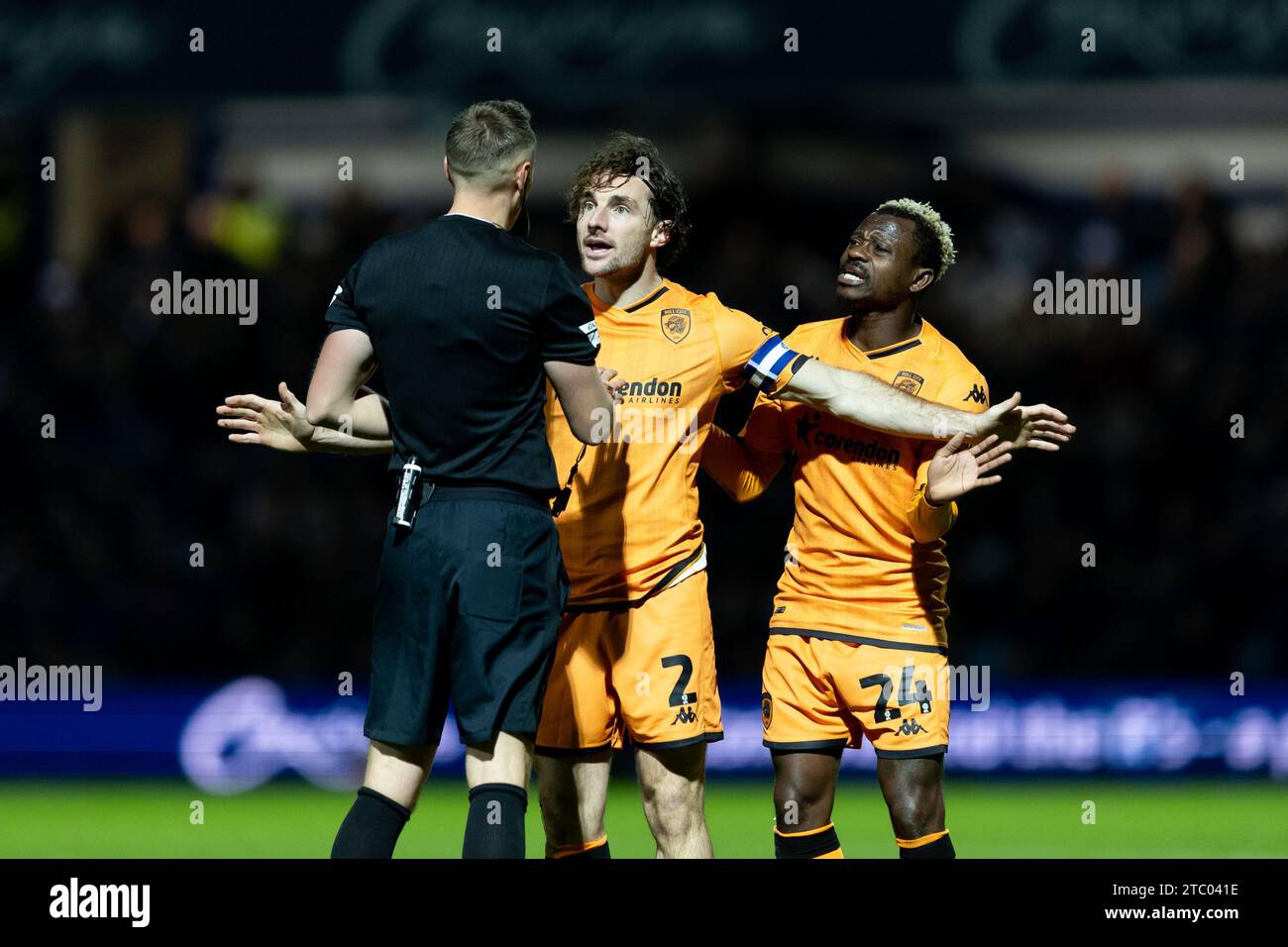 Match referee james bell hi-res stock photography and images - Alamy