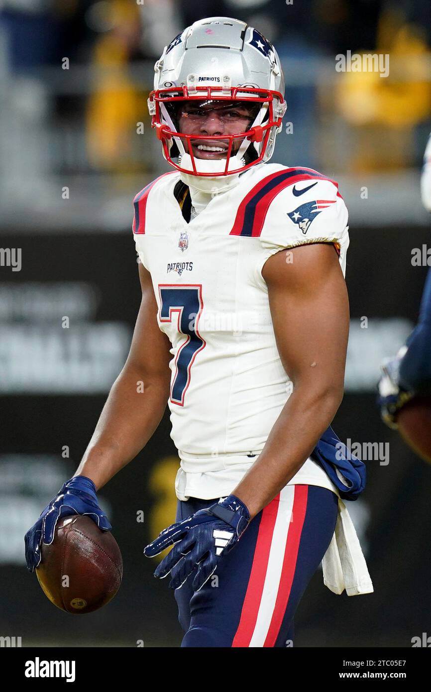 New England Patriots wide receiver JuJu Smith-Schuster (7) warms up ...