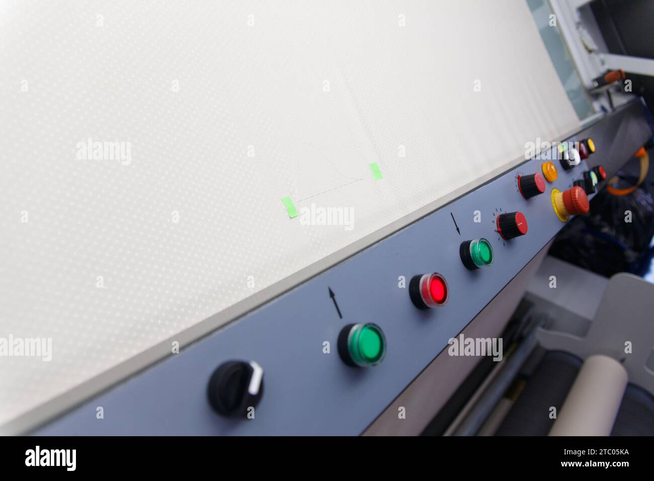 Machine for visual quality control of fabric before using it in the ...